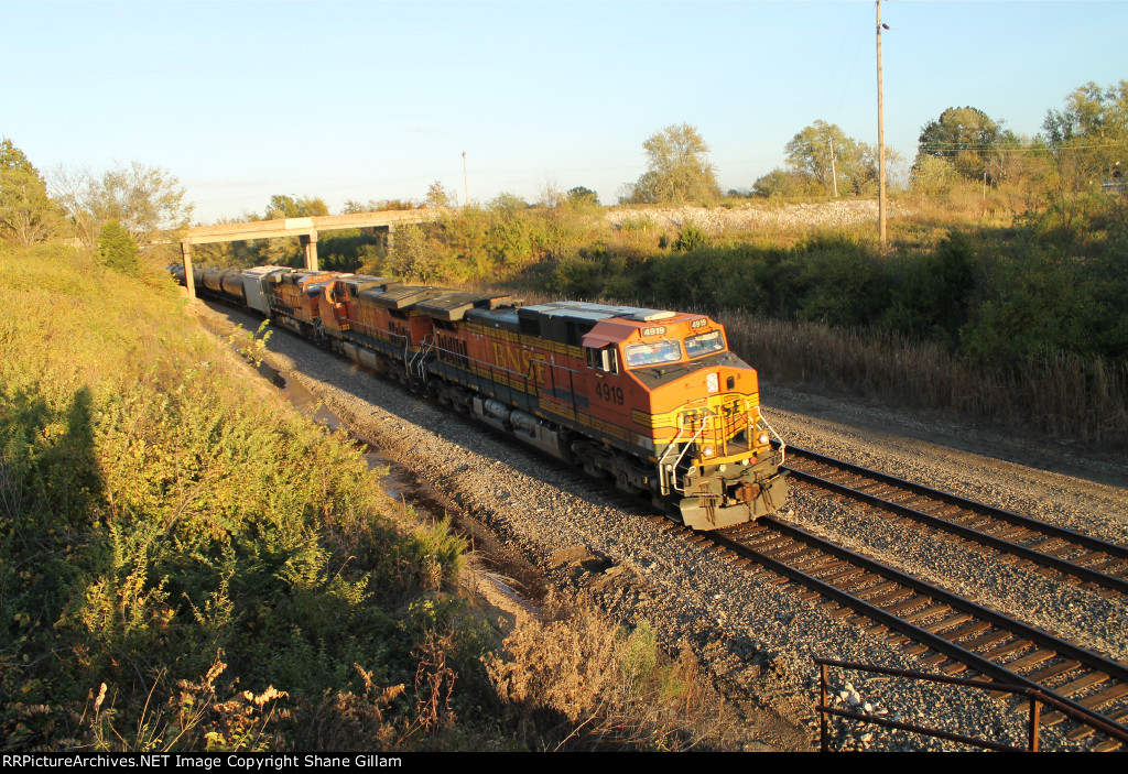 BNSF 4919 Heads up a WB corn syrup train.